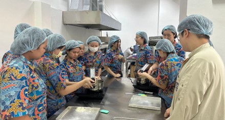 Potensi Pengolahan Pangan: Workshop Kreasi “Honeycomb” Siswa/i SMA Kristen Petra 1 - Food ...