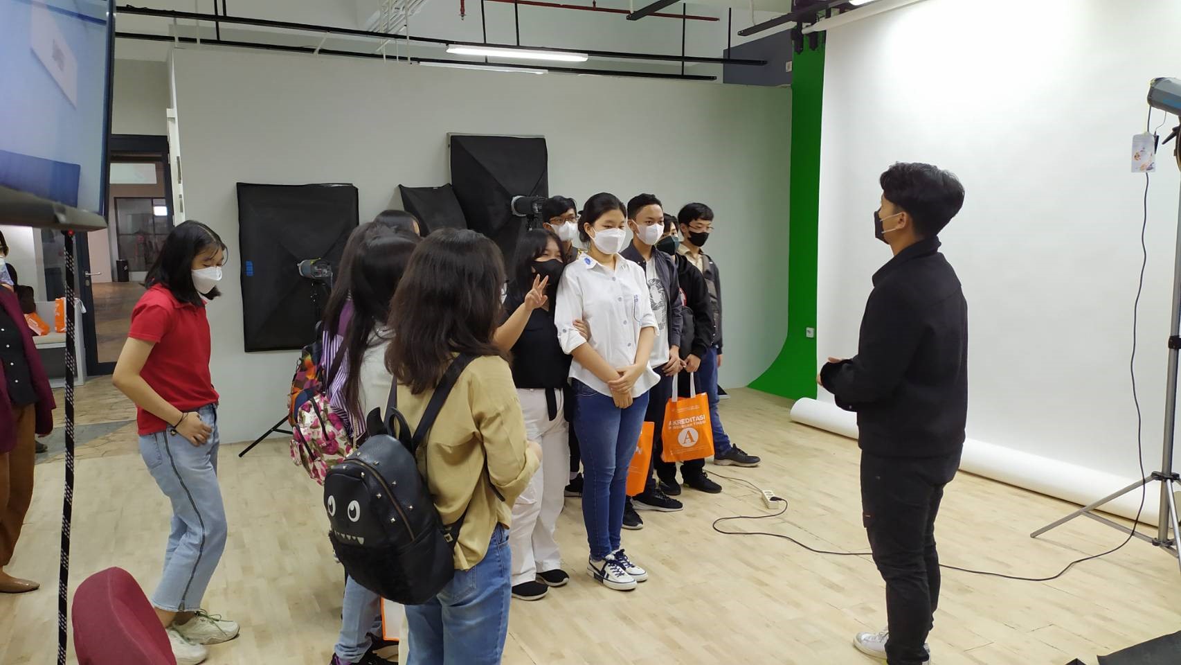 Workshop Photography utk siswa SMA Tritunggal Semarang - Program Studi Desain Komunikasi Visual ...