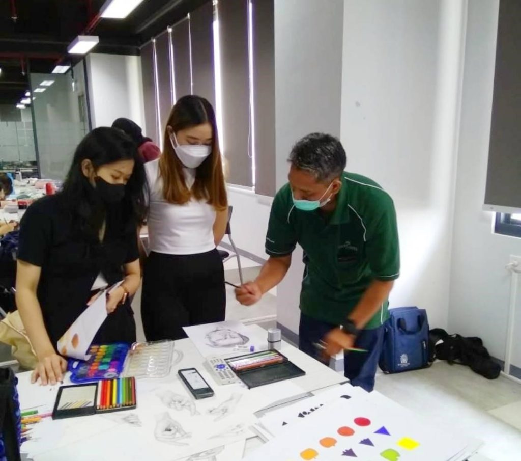 Menantang Kebebasan Ekspresi Dalam Warna Melalui Kolaborasi VCD UC dan ...